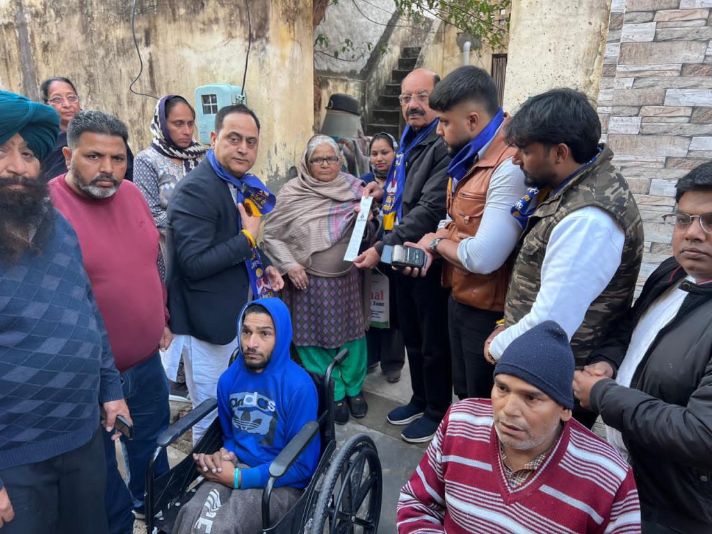 Mohinder Bhagat distributes Mukhya Mantri Sehat Yojna identification ...